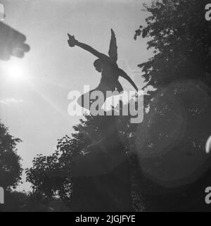 The bronze statue "The delight" by the artist Per Hasselberg in ...