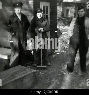 Telegrafarbetare Telegraph workers at the telegraph plant at Hedvigsdal ...
