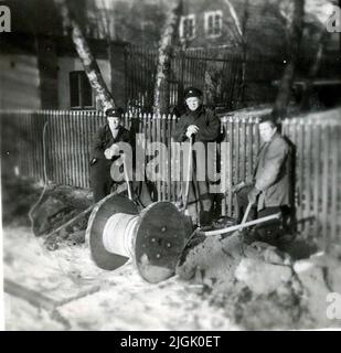 Telegrafarbetare Telegraph workers at the telegraph plant at Hedvigsdal ...