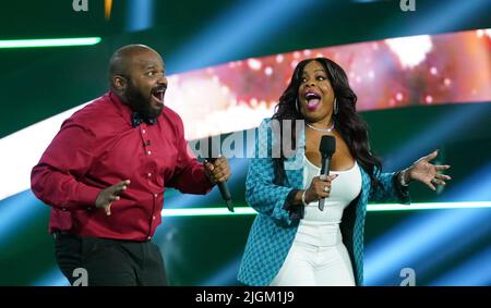 DON'T FORGET THE LYRICS, from left: contestant Mary, host Niecy Nash ...