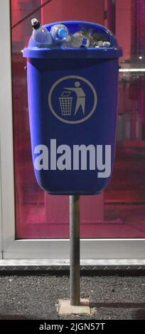 purple trash bin Stock Photo - Alamy
