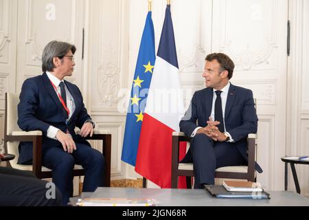 Emmanuel Macron meets Vincent Yang (CEO Prologium) during the 5th ...