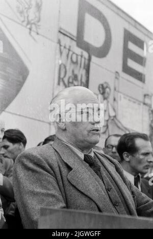 Wilhelm Pieck beim Pfingsttreffen und 2. Parlament der FDJ in Meissen ...