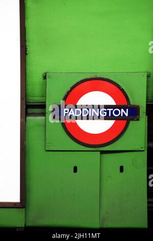 Paddington station sign-London Stock Photo - Alamy