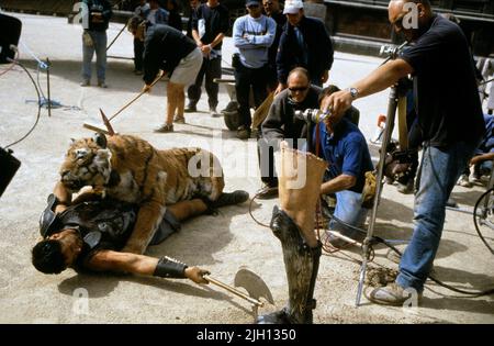 Russell Crowe & Tiger Film: Gladiator (USA/UK 2000) Characters: Maximus ...