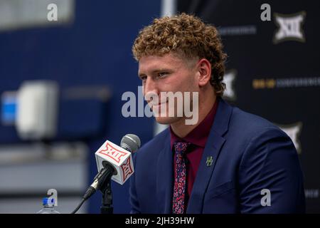 Baylor tight end Ben Sims (8) catches a pass in front of Kansas State ...