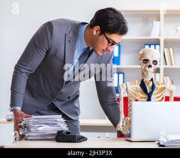 The angry boss yelling at his skeleton employee Stock Photo - Alamy