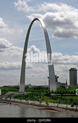 Landmark Gateway Arch on the banks of the Mississippi River, St. Louis ...