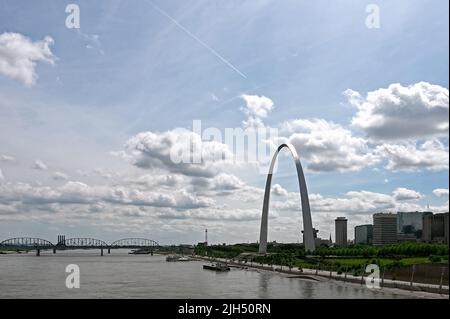 Landmark Gateway Arch on the banks of the Mississippi River, St. Louis ...