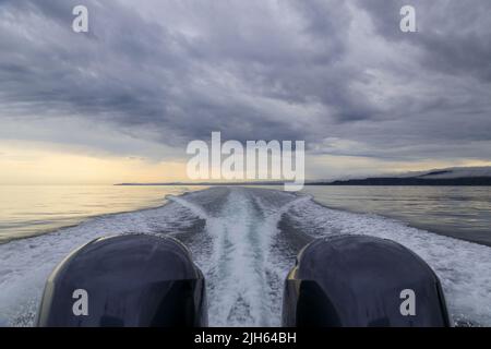 Outboard motor wake from cruising powerboat on sea Stock Photo - Alamy