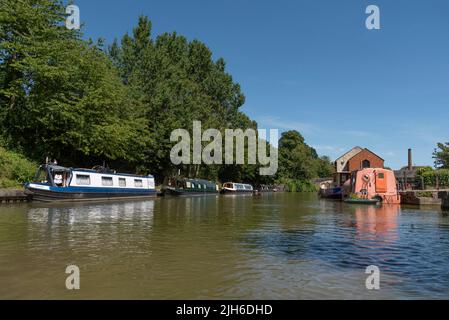 Devizes, Wiltshire, England, UK. 2022. Midstream and turning point ...