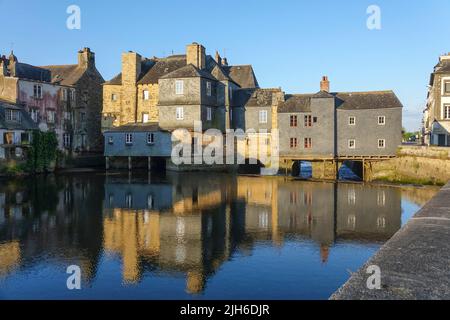 Pont de Rohan bridge built with houses over the river Elorn, Landerneau ...