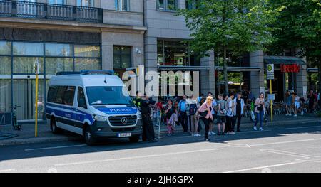 Police vehicle blocking the pavement to the Russian Embassy, Unter den ...