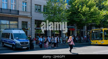 Police vehicle blocking the pavement to the Russian Embassy, Unter den ...