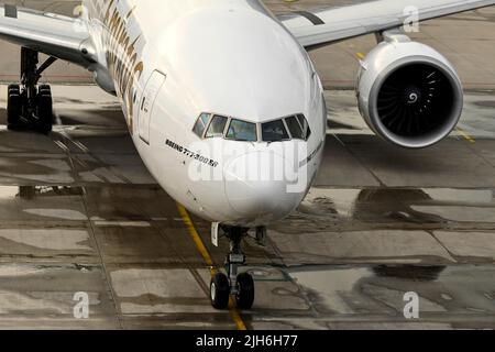 Aircraft Engine Emirates, Boeing 777-300ER, A6-EQL, Zurich Kloten ...