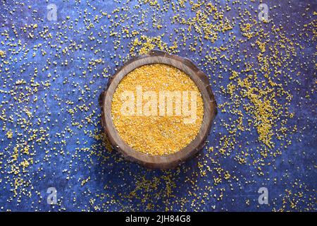 Raw broken dried Corn kernels Stock Photo - Alamy