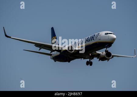 Ryanair Landing Runway 26 Bournemouth Airport Stock Photo - Alamy