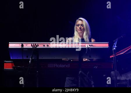 Berenice Scott keyboards during the Music Concert Simple Minds - 40 ...