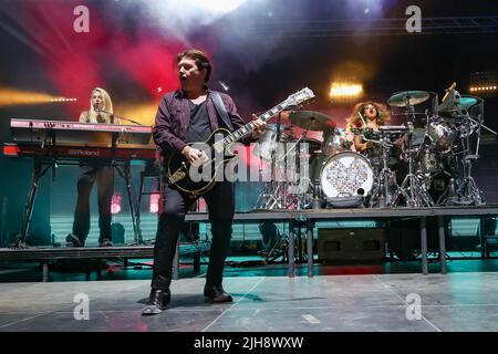 Berenice Scott keyboards during the Music Concert Simple Minds - 40 ...