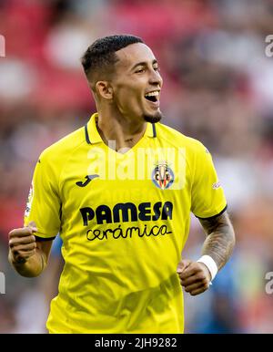 Yeremy Pino of Villarreal CF celebrates his goal with his teammates ...
