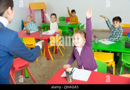 Teacher conducts lesson in elementary school Stock Photo - Alamy