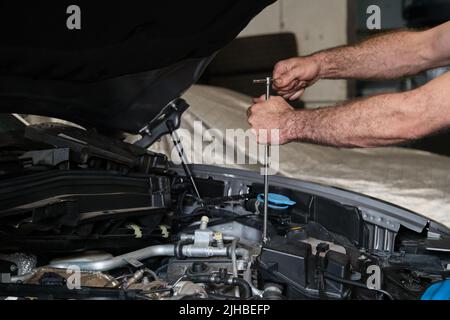 Car mechanic hands replacing engine throttle body Stock Photo - Alamy