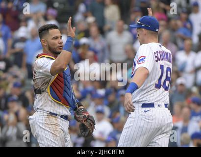Chicago Cubs' Willson Contreras (40) heads to first on a bases-loaded ...