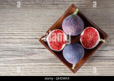 A set of four figs one has been sliced Stock Photo - Alamy
