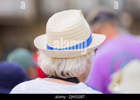 Cologne, Germany. 18th July, 2022. Tourists from all over the world ...