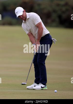 Rory Mcilroy Holes his putt for a birdie and punches the air On the ...