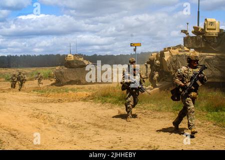 U.S. Army Soldiers dismount a Bradley Fighting Vehicle Stock Photo - Alamy