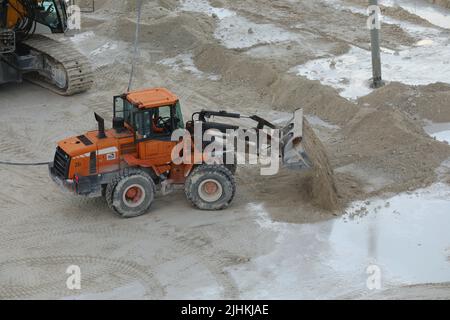 landscape photo of wheel loader in construction site Stock Photo - Alamy