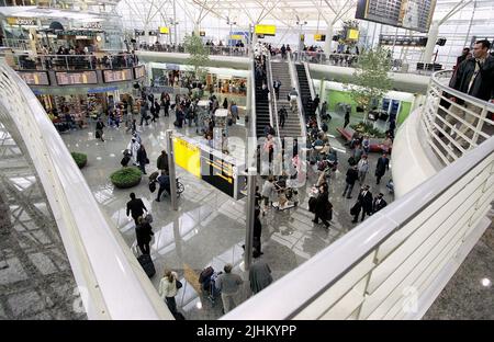 THE TERMINAL, AIRPORT TERMINAL SCENE, 2004 Stock Photo - Alamy
