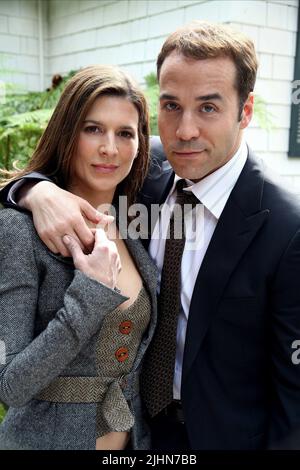 ENTOURAGE, PERREY REEVES, JEREMY PIVEN, 2004 Stock Photo - Alamy