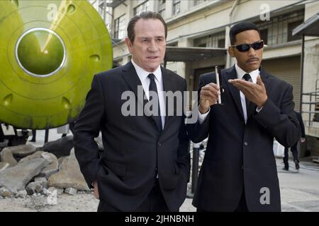 Tommy Lee Jones and Will Smith in the movie MIB Men in Black, 1997 ...