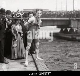Harry Houdini jumps off Harvard Bridge in Boston, 1908 Stock Photo - Alamy