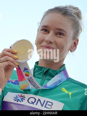 Eleanor Patterson of Australia gold medal presentation for the women’s ...