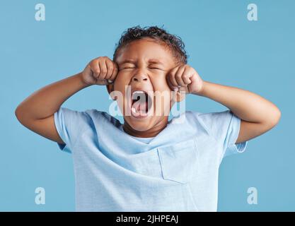 little boy crying and rubbing his eyes Stock Photo - Alamy