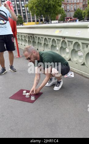 The Shell Game / Three Cups Trick -illegal scam on Westminster Bridge ...