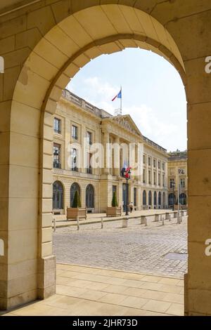 France, Marne, Reims, Place Royale, statue of Louis the 15th, two women ...