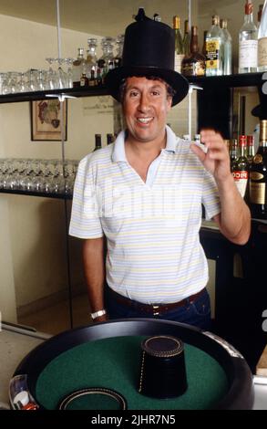 Stéphane Collaro, at home in Paris, with his "Cocoricocoboy" acolytes ...