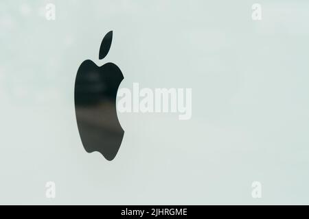 Logo of Apple company on a dirty shop window in downtown Berlin Stock ...