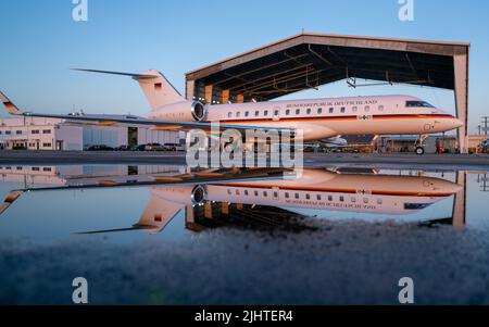 A German air force global 6000 airplane landing at the Ellington ...