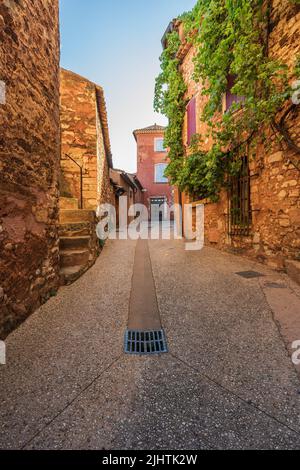 Street in Rousillon, Vaucluse, Provence, France Stock Photo - Alamy