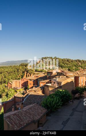 Street in Rousillon, Vaucluse, Provence, France Stock Photo - Alamy