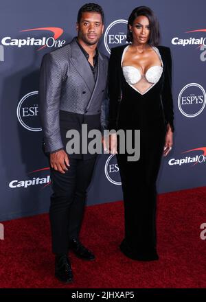 Denver Broncos quarterback Russell Wilson (3) huddles the team during ...