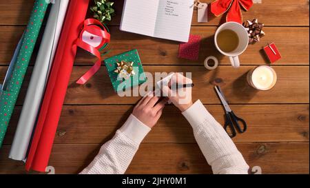 hands attaching name tag to christmas gift Stock Photo - Alamy
