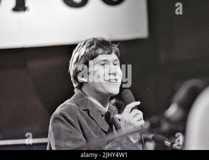 MANFRED MANN - UK group in 1968 with Mike d'Abo - see Description below ...
