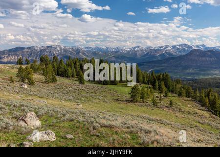 View of the Absaroka Range as seen from an overlook on the Beartooth ...