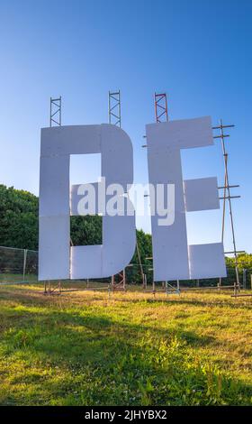 Dundee, UK. 20 July 2022. A giant ‘Beanotown’ sign installed on Dundee ...
